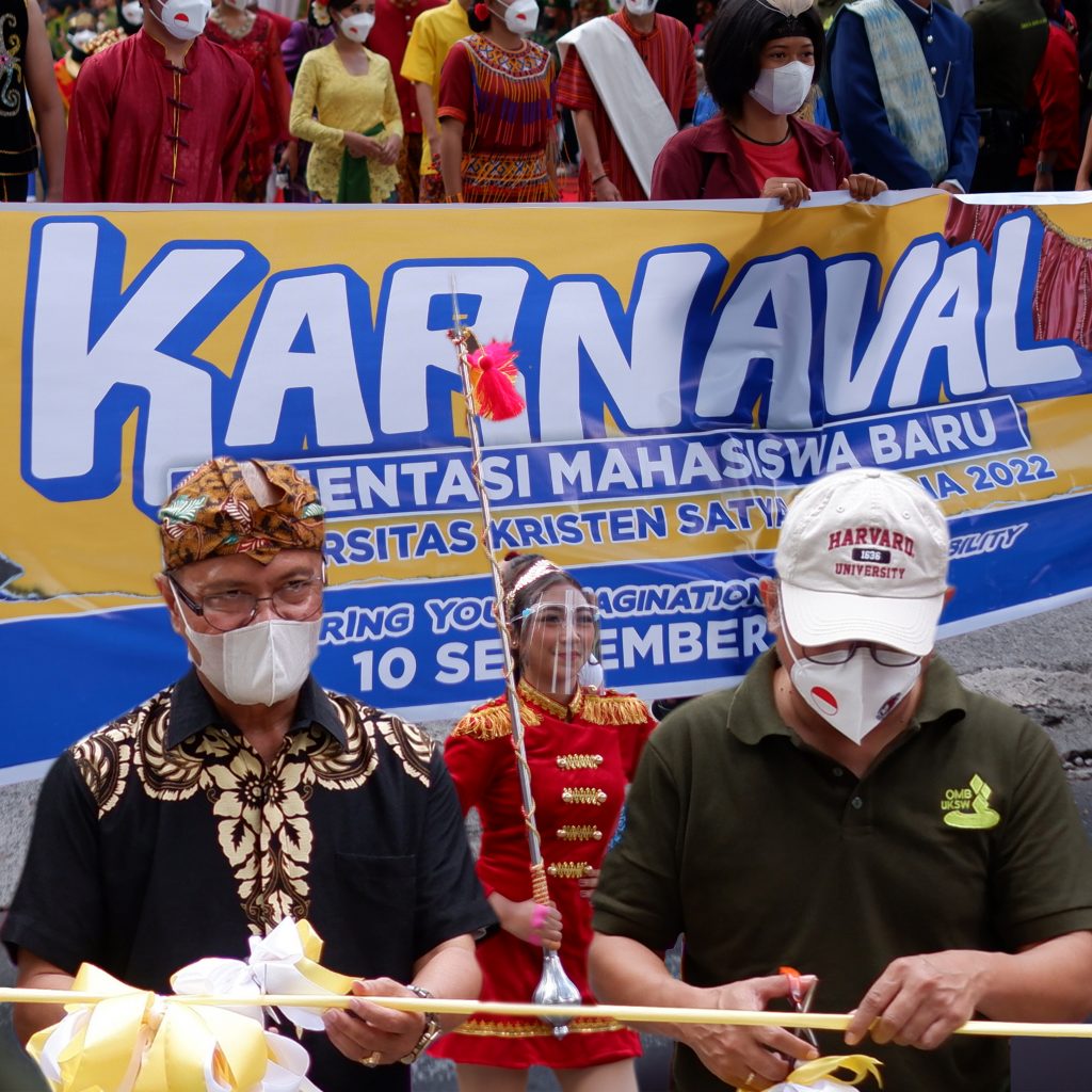 "Kulo Nuwun" Mahasiswa Baru UKSW Melalui Karnaval OMB 2022 - SCIENTIARUM